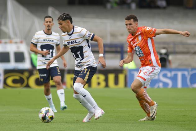 Liga MX: Pumas v Pachuca Jorge Ruvalcaba 17 of Pumas drives the ball ...