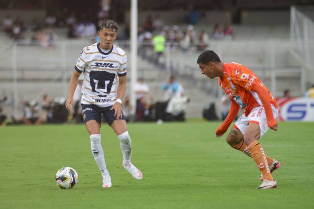 Liga MX: Pumas v Pachuca Jorge Ruvalcaba 17 of Pumas controls the ball ...