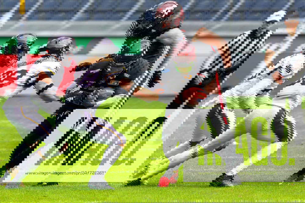 Glen Toonga Rhein Fire, 17 with ball breaks through the opponents ...