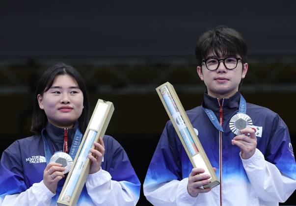 (240727) -- CHATEAUROUX, July 27, 2024 -- Silver medalists Keum Jihyeon ...