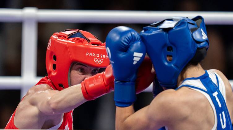 (240727) -- PARIS, July 27, 2024 -- Hatice Akbas (R) of T¨¹rkiye ...