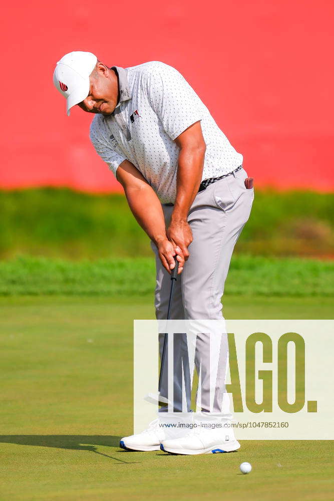 Blaine, Minnesota, USA: JHONATTAN VEGAS putts the 18th during the 2024 PGA, Golf Herren 3M Open at