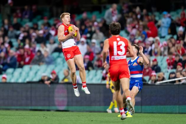 AFL SWANS BULLDOGS, Matt Roberts of the Sydney Swans kicks the ball ...