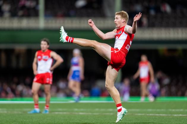 AFL SWANS BULLDOGS, Matt Roberts of the Sydney Swans takes a mark ...