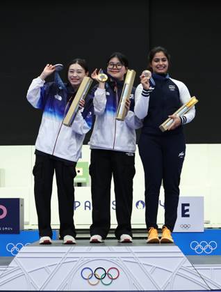 CHATEAUROUX, Gold medalist Oh Ye Jin of South Korea, silver medalist ...