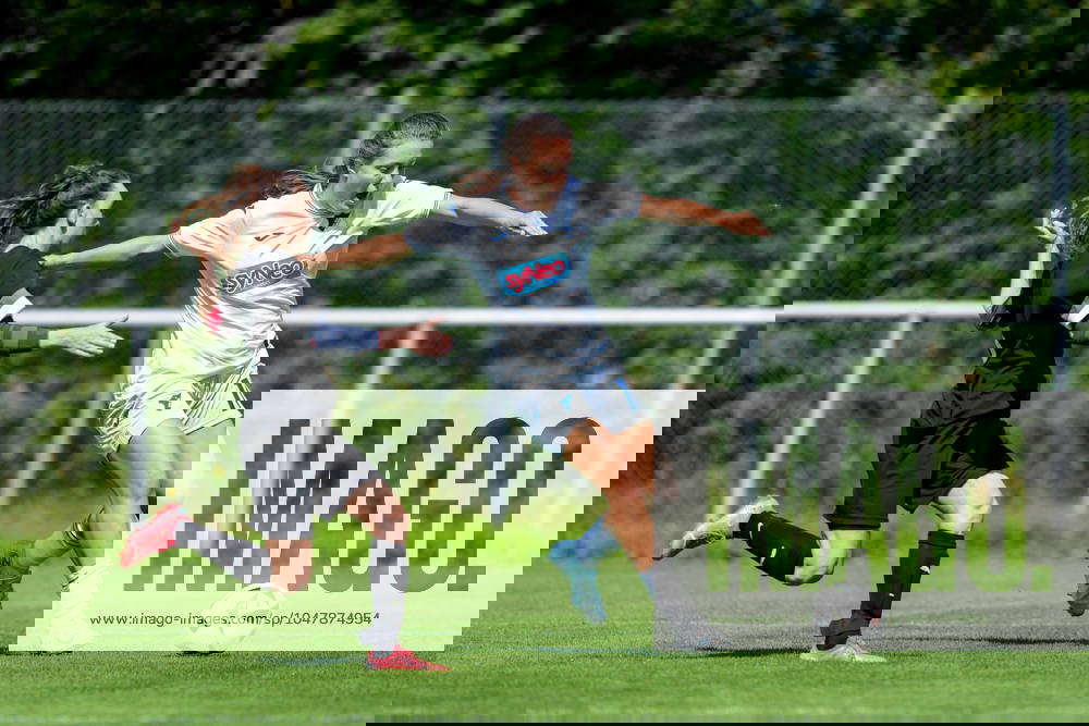 v li Lena Götz TSV Theuern, 8 , Mara Alber TSG, 11 , duel, duel, tackle, tackling, dynamics