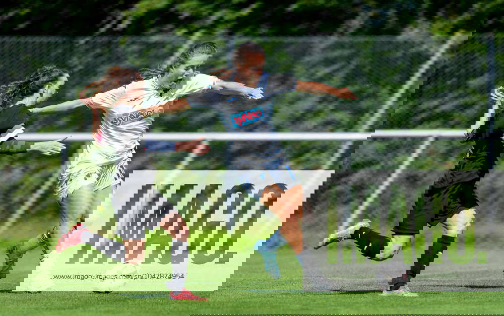 v li Lena Götz TSV Theuern, 8 , Mara Alber TSG, 11 , duel, duel, tackle, tackling, dynamics