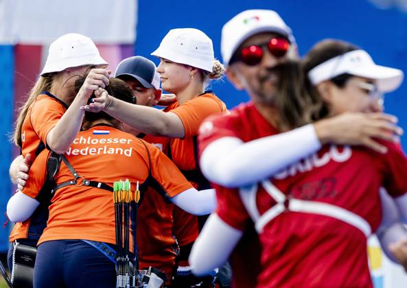 PARIS - The archers Gaby Schloesser, Laura van der Winkel and Quinty ...