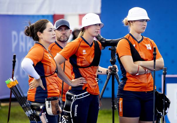 PARIS - The archers Gaby Schloesser, Quinty Roeffen and Laura van der ...