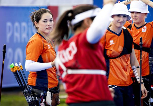 PARIS - The archers Gaby Schloesser, Quinty Roeffen and Laura van der ...