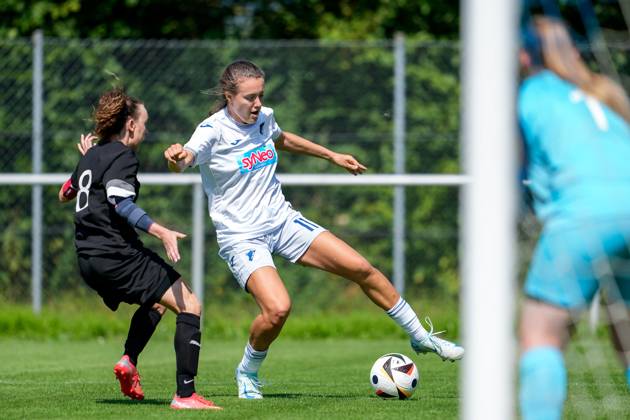 v li Lena Götz TSV Theuern, 8 , Mara Alber TSG, 11 , duel, duel, tackle, tackling, dynamics