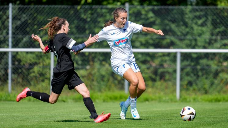 v li Lena Götz TSV Theuern, 8 , Mara Alber TSG, 11 , duel, duel, tackle, tackling, dynamics