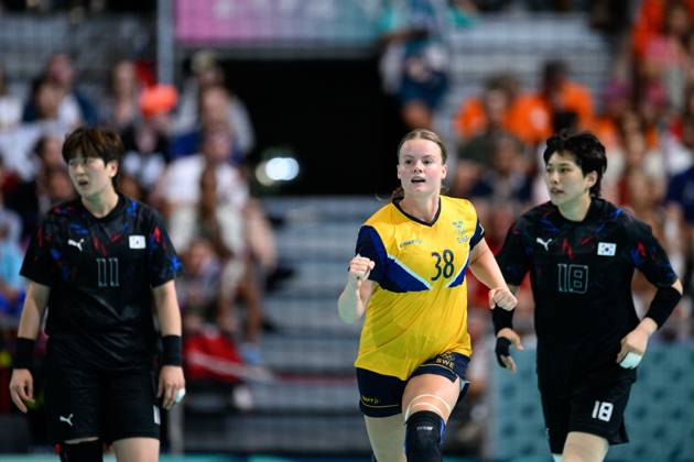 Elin Hansson of Sweden celebrates in a women s preliminary round ...