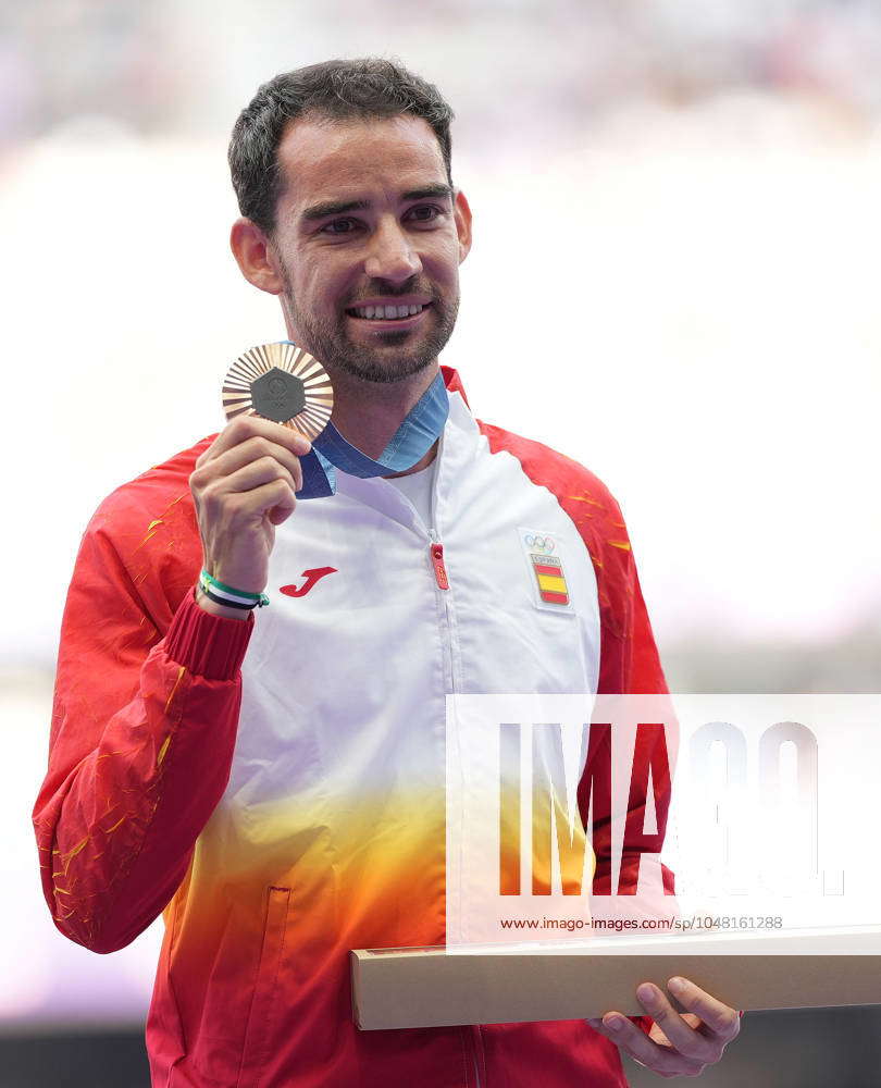 (240802) -- PARIS, Aug. 2, 2024 -- Bronze medalist Alvaro Martin of ...