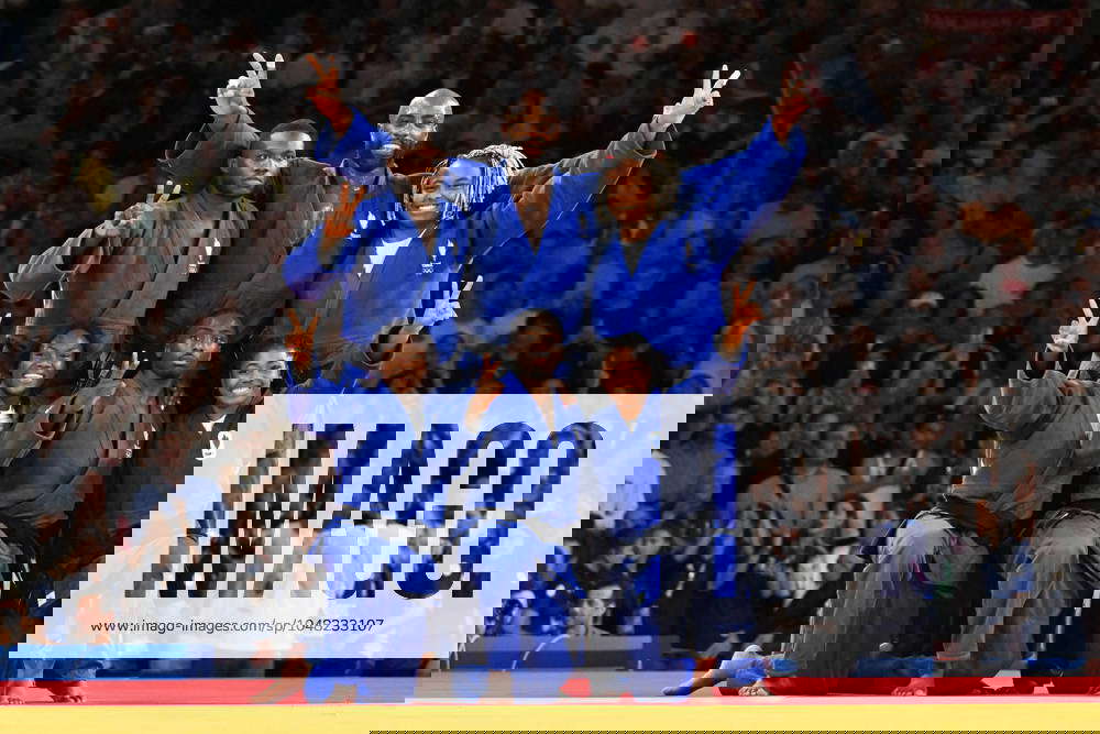 Paris 2024 - Judo Mixed Team Final Athletes of Team France celebrate ...