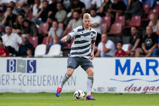 Alexander Mühling SVS, 15, on the ball, crop, full body, single image ...