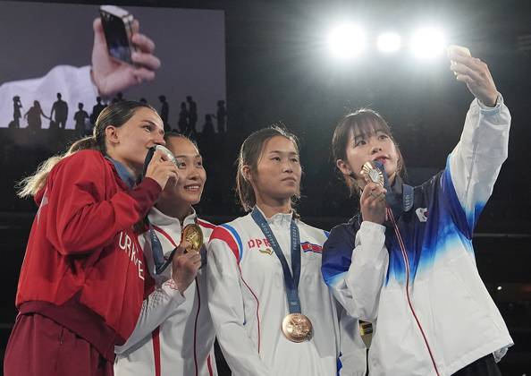 (240808) -- PARIS, Aug. 8, 2024 -- Gold medalist Chang Yuan (2nd L) of ...