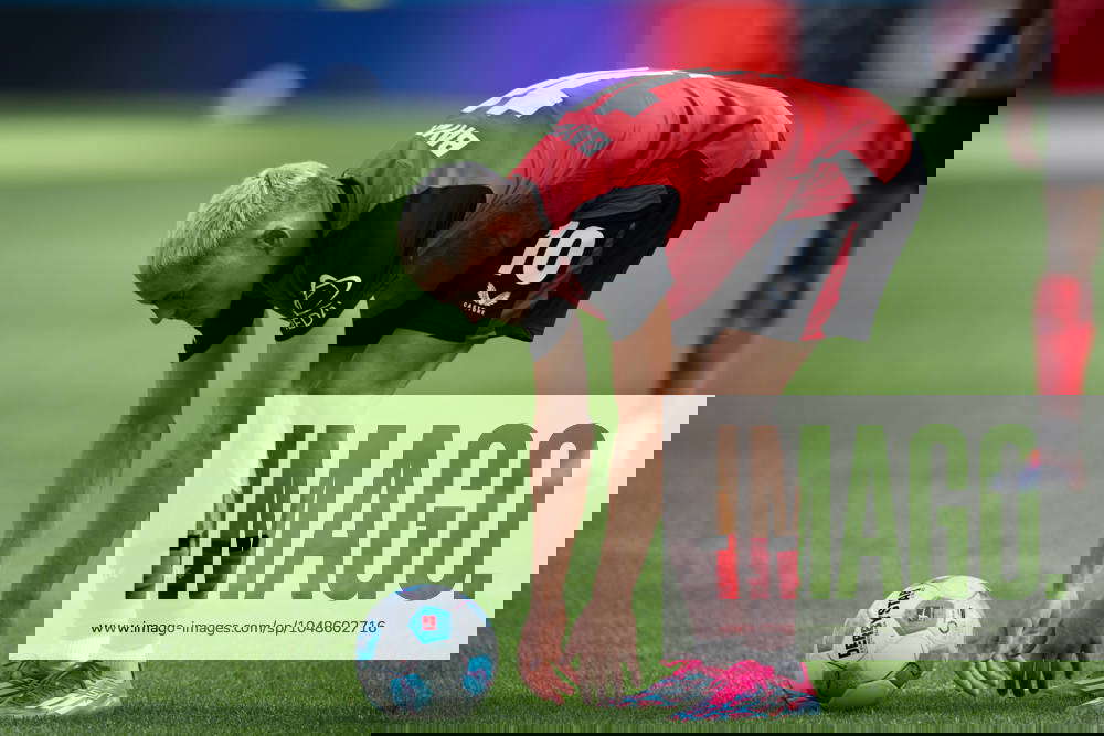 Florian WIRTZ LEV puts the ball down for a free kick, action, single ...