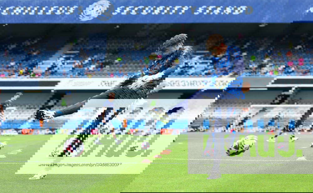 QPR warm up in new warm up kits - Callum Loades Queens Park Rangers v ...