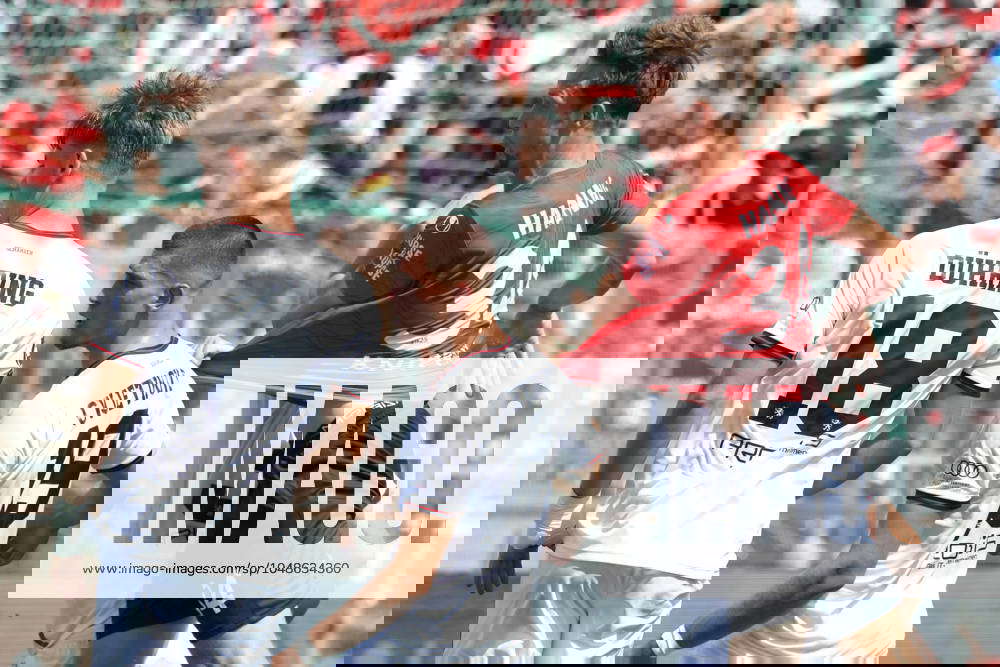 34 Tim Knipping red Unterhaching against 18 Niclas Dühring, 19 Mladen ...