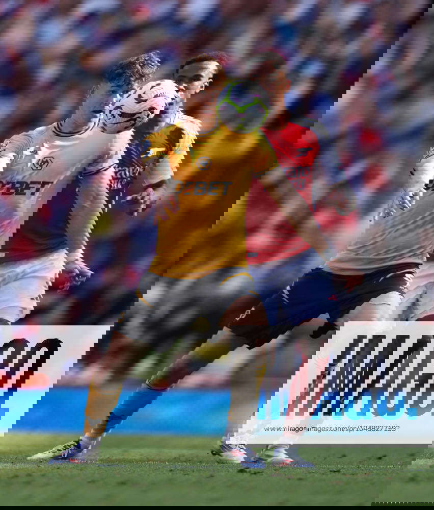 Jorgen Strand Larsen Gabriel Magalhaes at the Arsenal v Wolverhampton ...