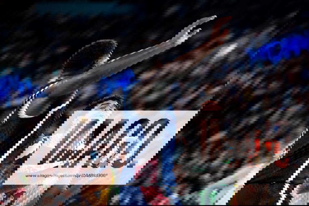 SANTOS Gui Brazil, 11 on ball in duel with EDWARDS Anthony USA, 05 ...