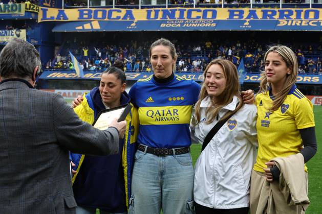 Players of Las Leonas Argentinas womens field hockey team L to R Lara ...