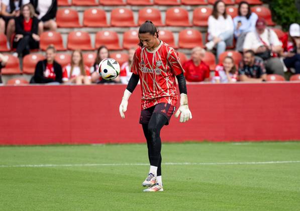 Maria Luisa Grohs goalkeeper, FC Bayern Muenchen Frauen, 22 fists a ...