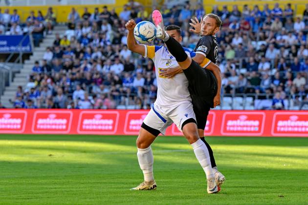 v li Cemal Sezer Jena, 9 Jan Koch CFC, 24 in duel, duel, tackle, dynamic, action, action