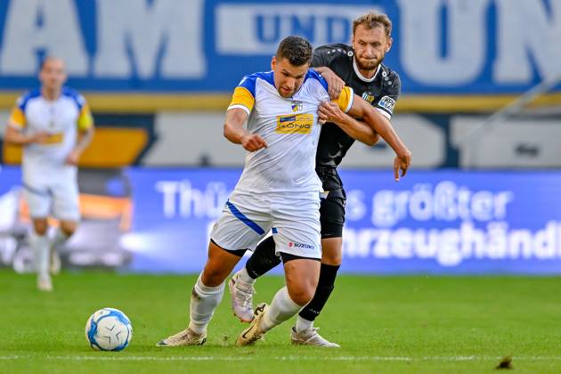 v li Cemal Sezer Jena, 9 Jan Koch CFC, 24 in duel, duel, tackle, dynamic, action, action