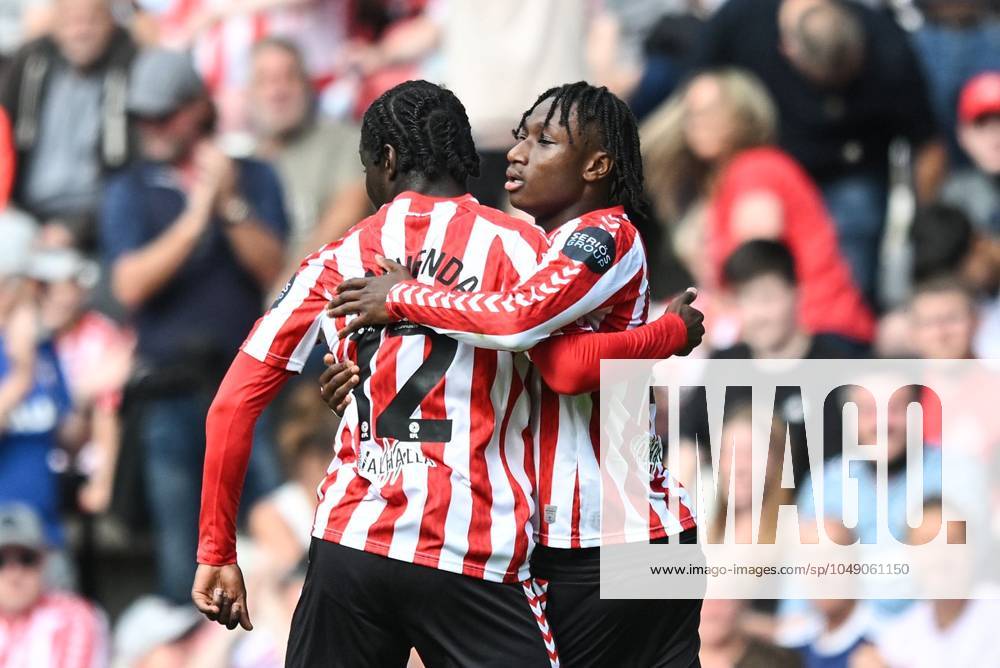 Romaine Mundle of Sunderland celebrates scoring their first goal ...