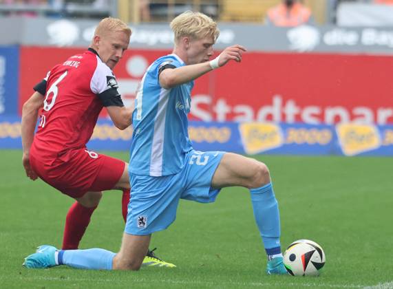 24 Raphael Schifferl blue 1860 vs 6 Bryan Henning Viktoria Köln duel ...