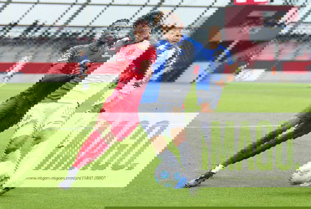 Michael Olise (FCB 17) compete for the ball, tackling, duel, header ...