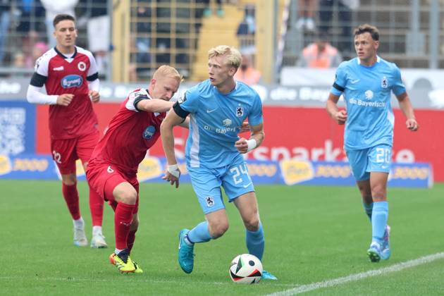 24 Raphael Schifferl blue 1860 vs 6 Bryan Henning Viktoria Köln duel ...