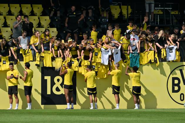BVB players sign autographs for fans after training 27 08 2024 ...