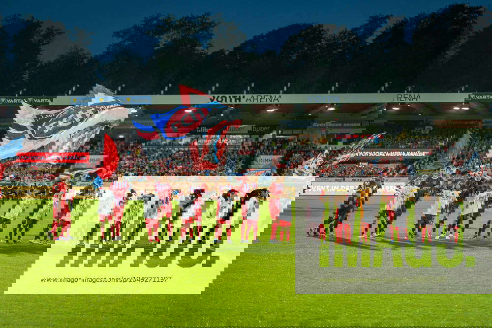 The Heideheim team with the run-in children, GER, FC Heidenheim vs BK ...