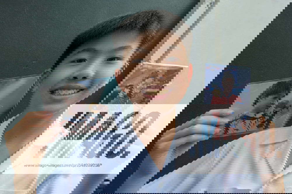 HONG KONG, CHINA - AUGUST 30: A student shows photos of Chinese divers ...