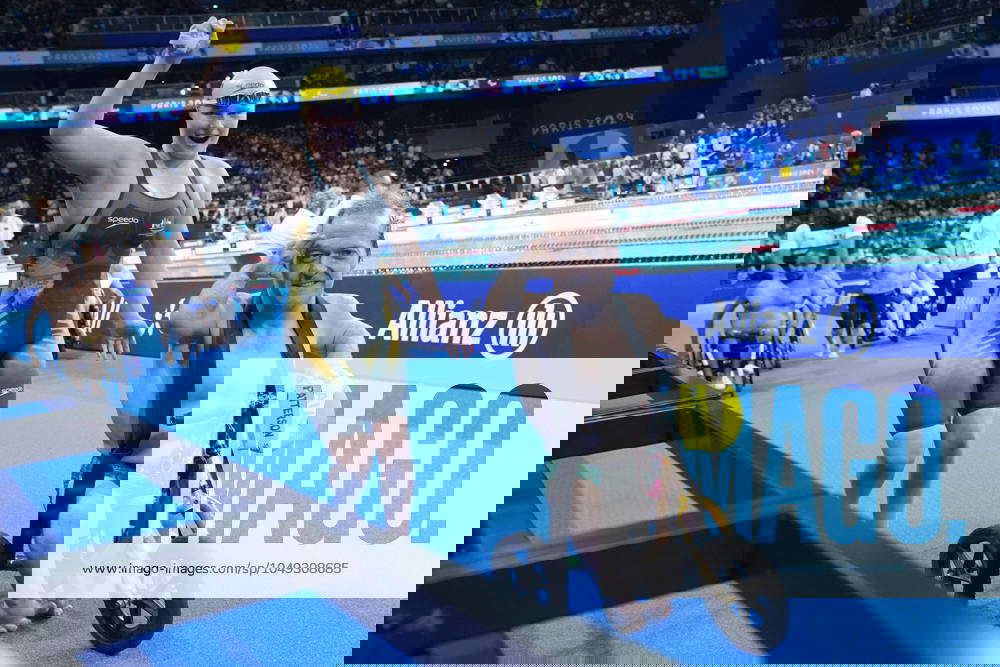 Grant Patterson (AUS) greets the audience, {scene}, Mixed 4x50m ...