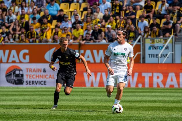 Mirnes Pepic Erzgebirge Aue, 10 in duel with Lukas Scepanik Alemannia ...