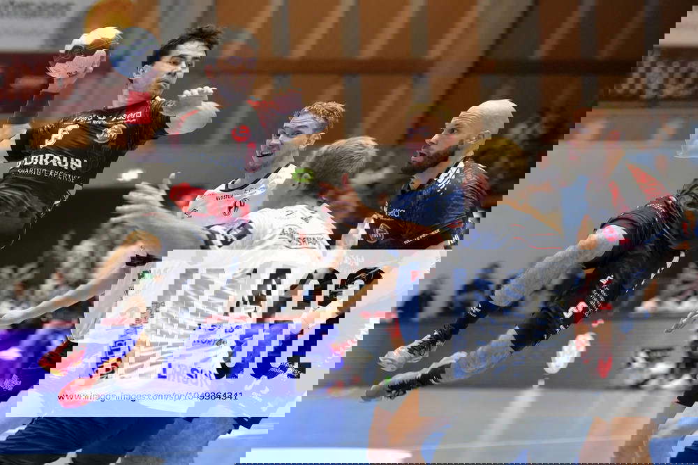 Erik Balenciaga MT Melsungen 6 on the throw Mathias Rohde Larson ...