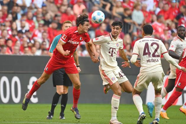 Merlin ROEHL SC Freiburg, action, duel against Leon GORETZKA Bayern ...