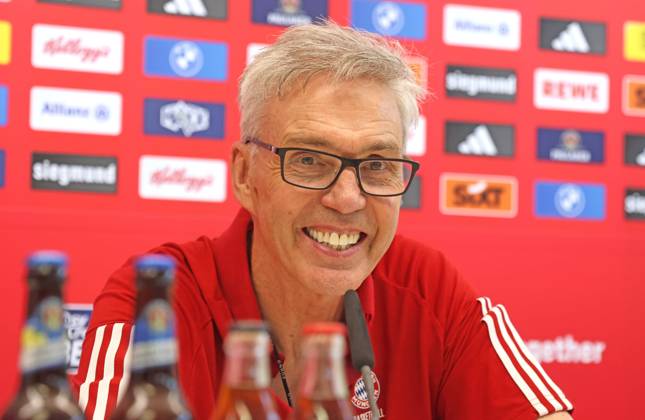 New coach Gordon Herbert, portrait, introduction, press conference ...