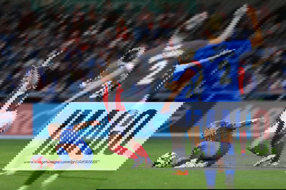 Kim Little of Arsenal Women and Katie Wilkinson of Rangers Women ...