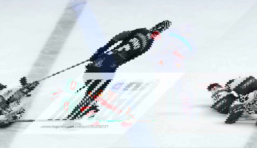 Jason Bast, Mitchell Reinke duel Game scene Action Sport Ice field ...