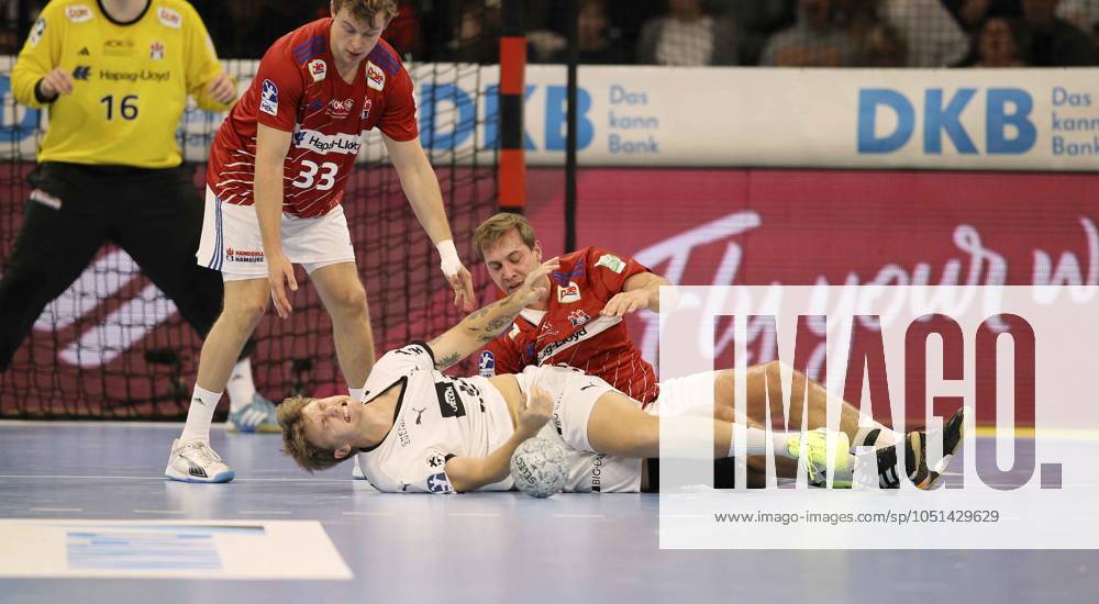 Photo Emil Wernsdorf Madsen Kiel goes down against Niklas Weller HSV ...