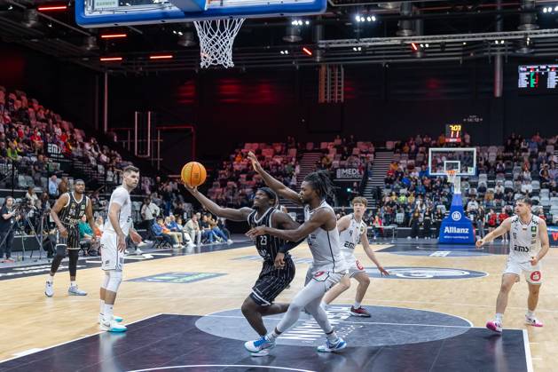 Melkisedek Moreaux Tigers Tuebingen, 23 , Kenny Cooper Tigers Tuebingen ...