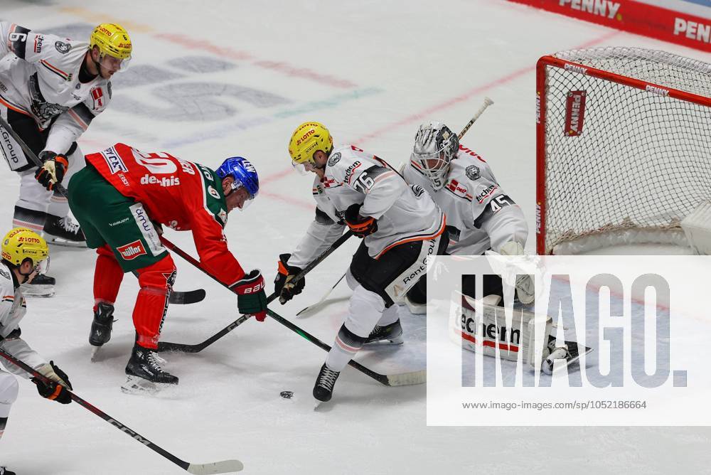 in duel, action, with Alexander Oblinger 50 Augsburger Panther , Daniel ...