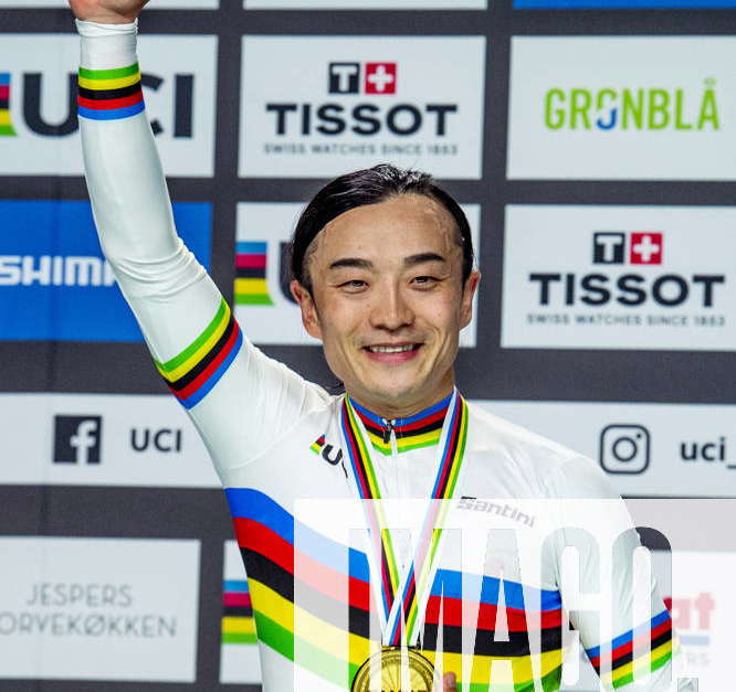 241017 Kazushige Kuboki of Japan celebrates after Mens Scratch Race ...