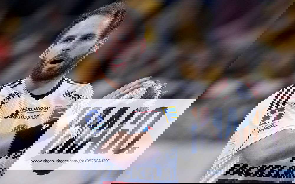 Nico Büdel HCE, 20 , on the ball, single picture, single photo, action ...