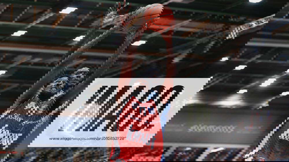 In the picture from left Nelson Phillips Wuerzburg Baskets, 11 against Kur Kuath Veolia Towers